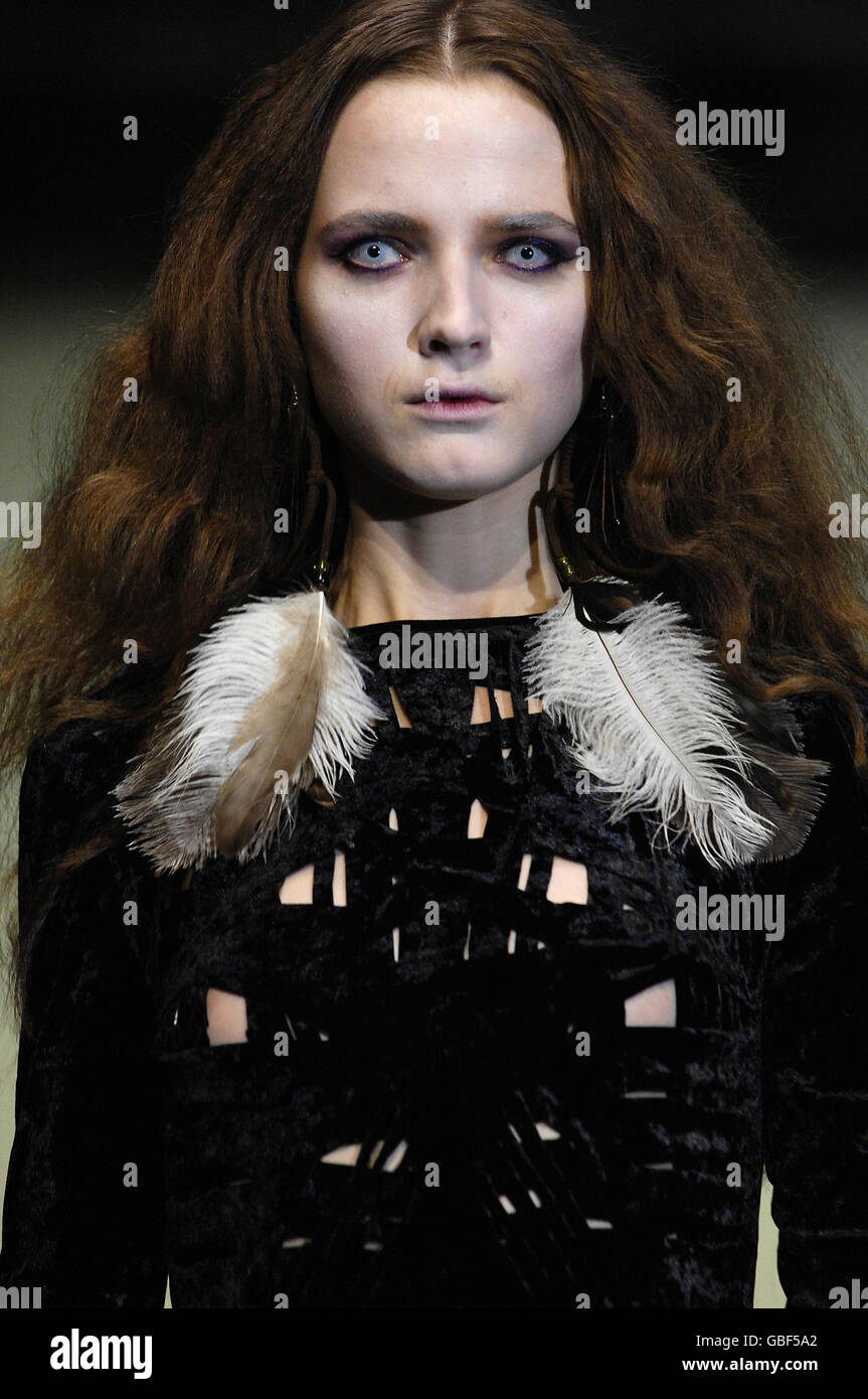 London fashion week autumn 2009 ann sofie back back runway hi-res stock ...