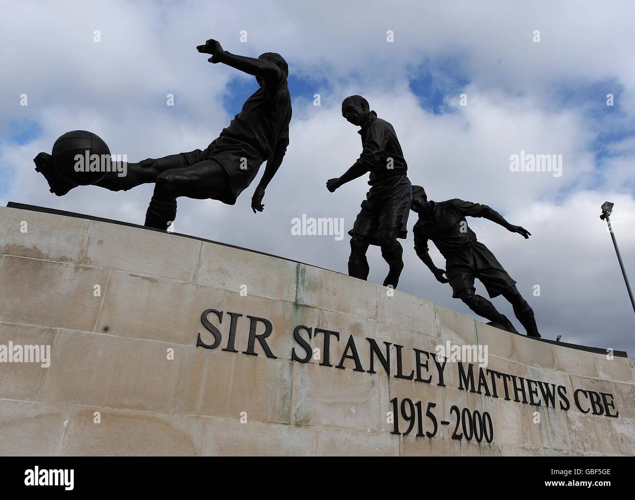 Sir stanley matthews statue hi-res stock photography and images - Alamy