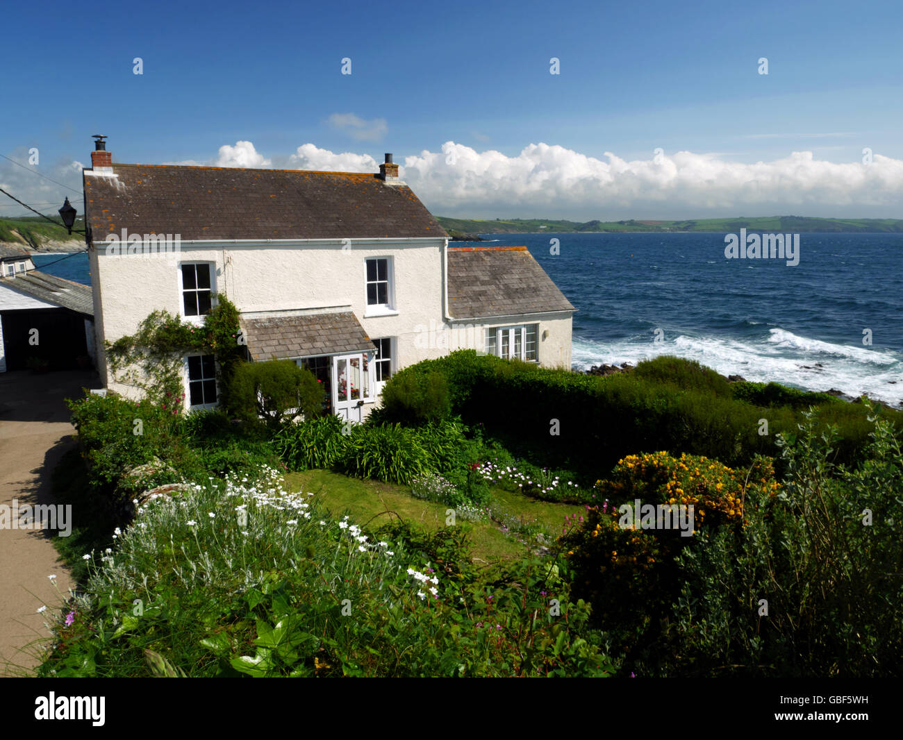 Cornwall cottage cliff hi-res stock photography and images - Alamy
