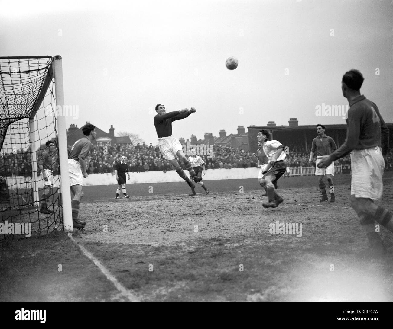 1950s action football sport hi-res stock photography and images - Alamy