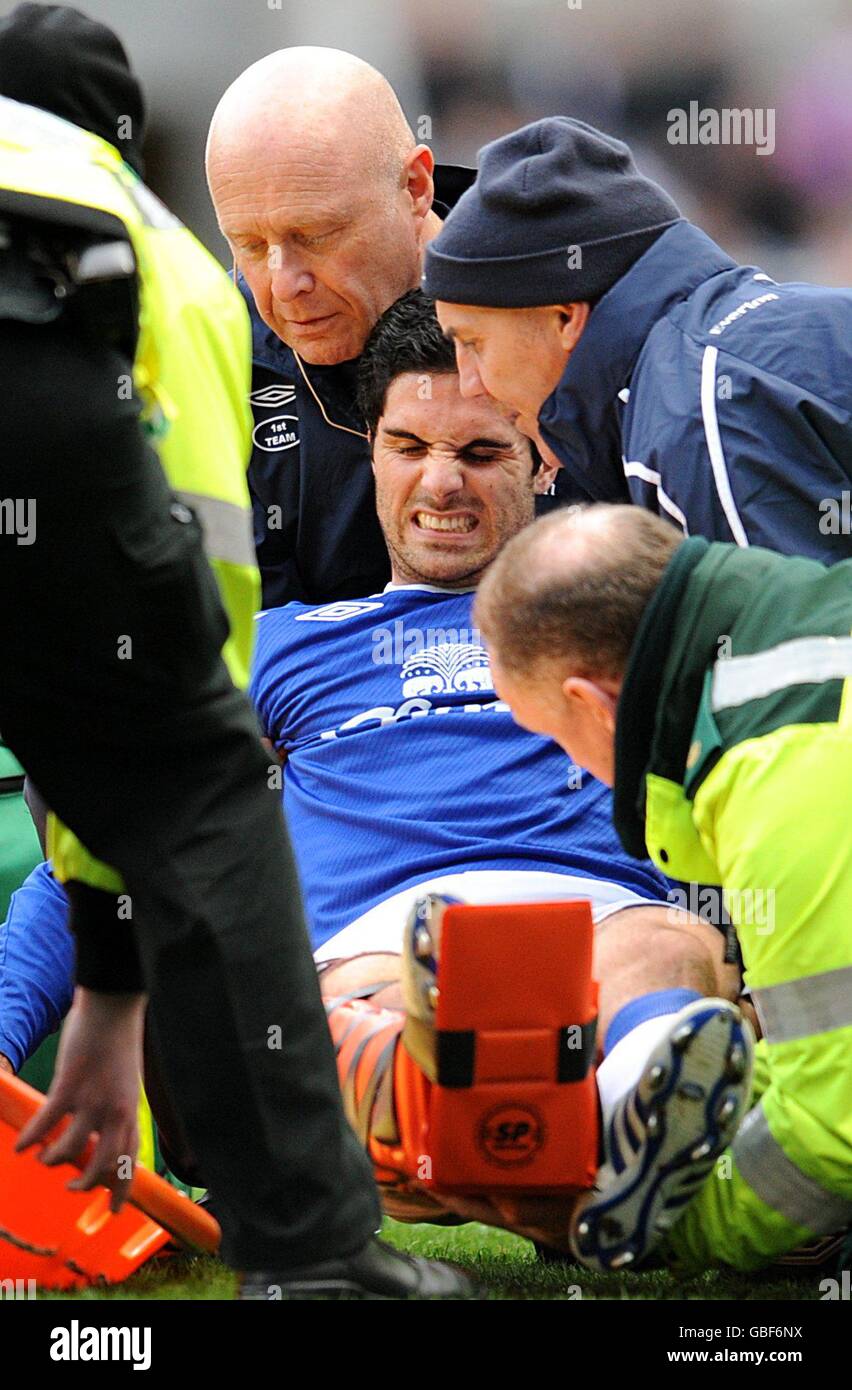 English league soccer football stretcher hi-res stock photography and ...