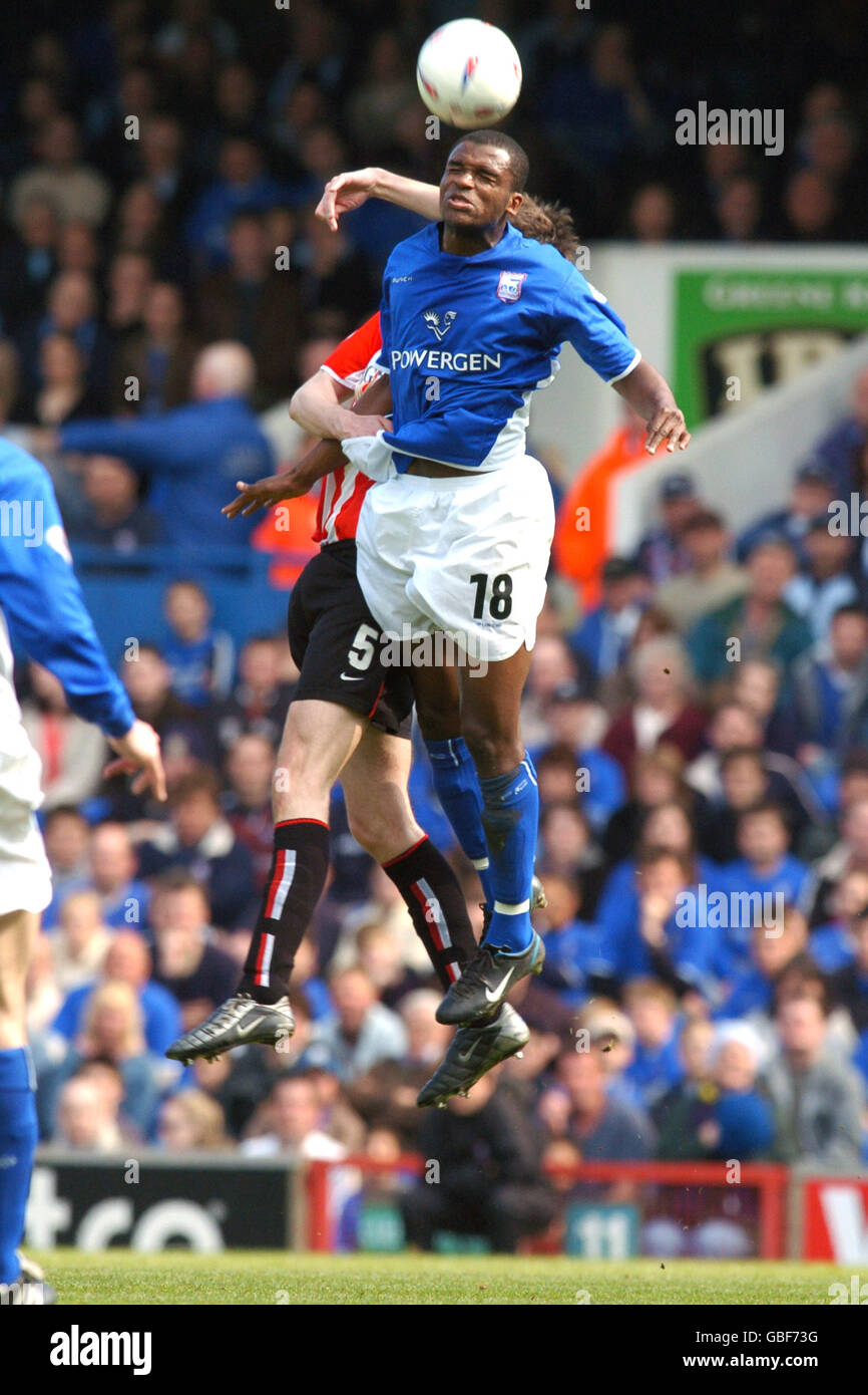 Ipswich Town's Darren Bent (front) and Sunderland's Gary Breen (back ...