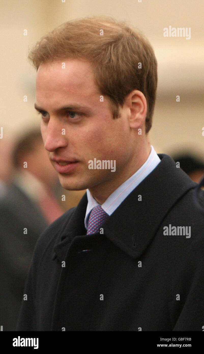 Queen Mother statue unveiled Stock Photo - Alamy
