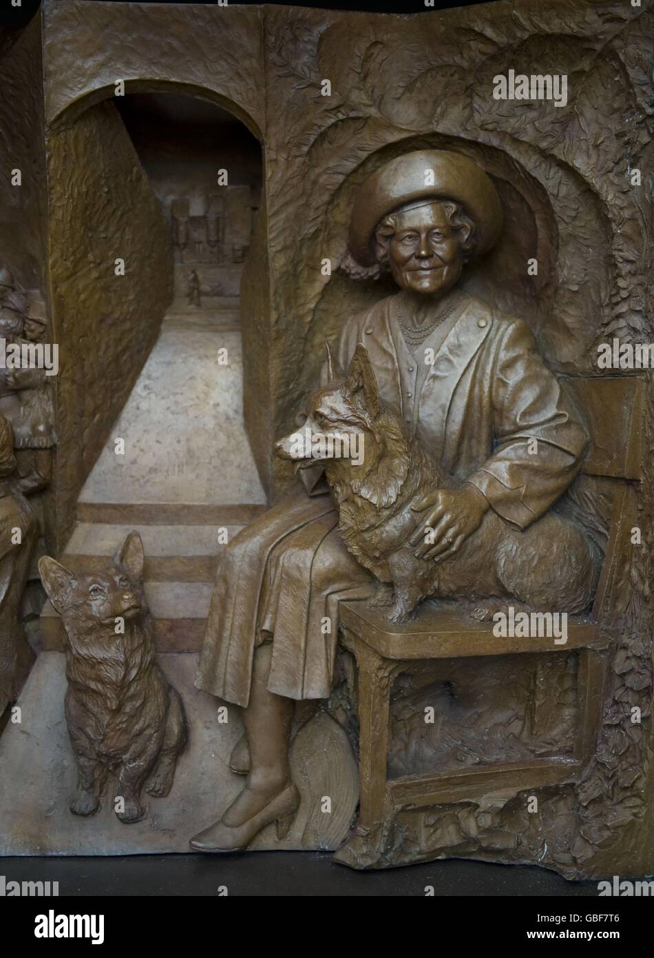 Queen Mother statue unveiled Stock Photo - Alamy