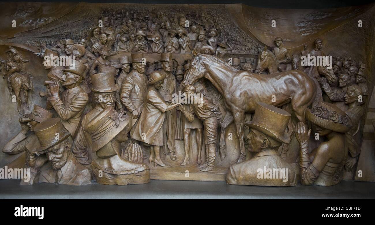 Bronze memorial statue queen mother hi-res stock photography and images ...