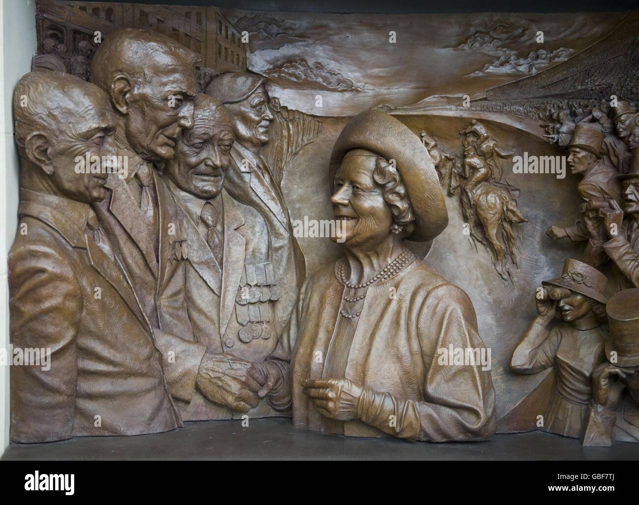 Queen Mother statue unveiled Stock Photo - Alamy