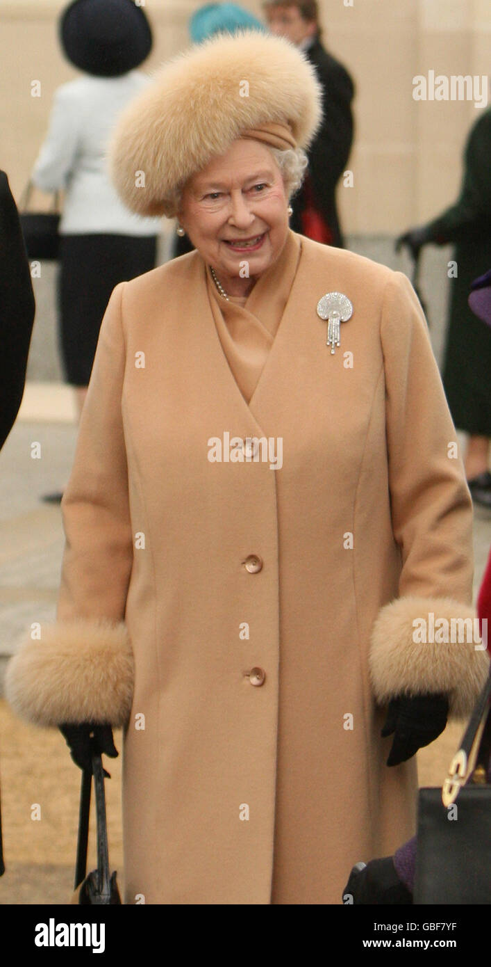 Queen Mother statue unveiled Stock Photo - Alamy