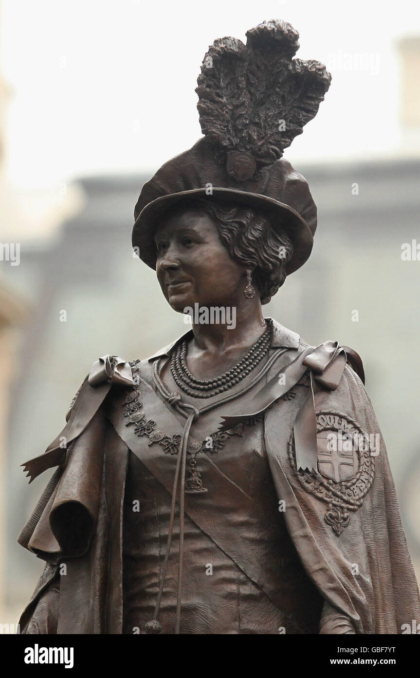 Queen Mother statue unveiled Stock Photo - Alamy