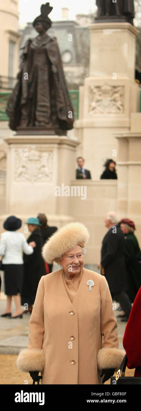 Queen Mother statue unveiled Stock Photo - Alamy