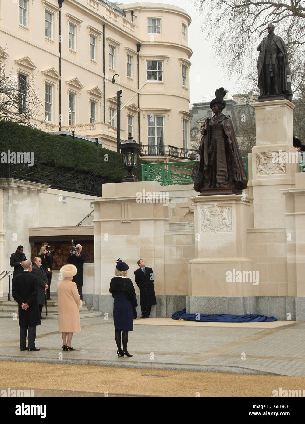 Queen Mother statue unveiled Stock Photo - Alamy