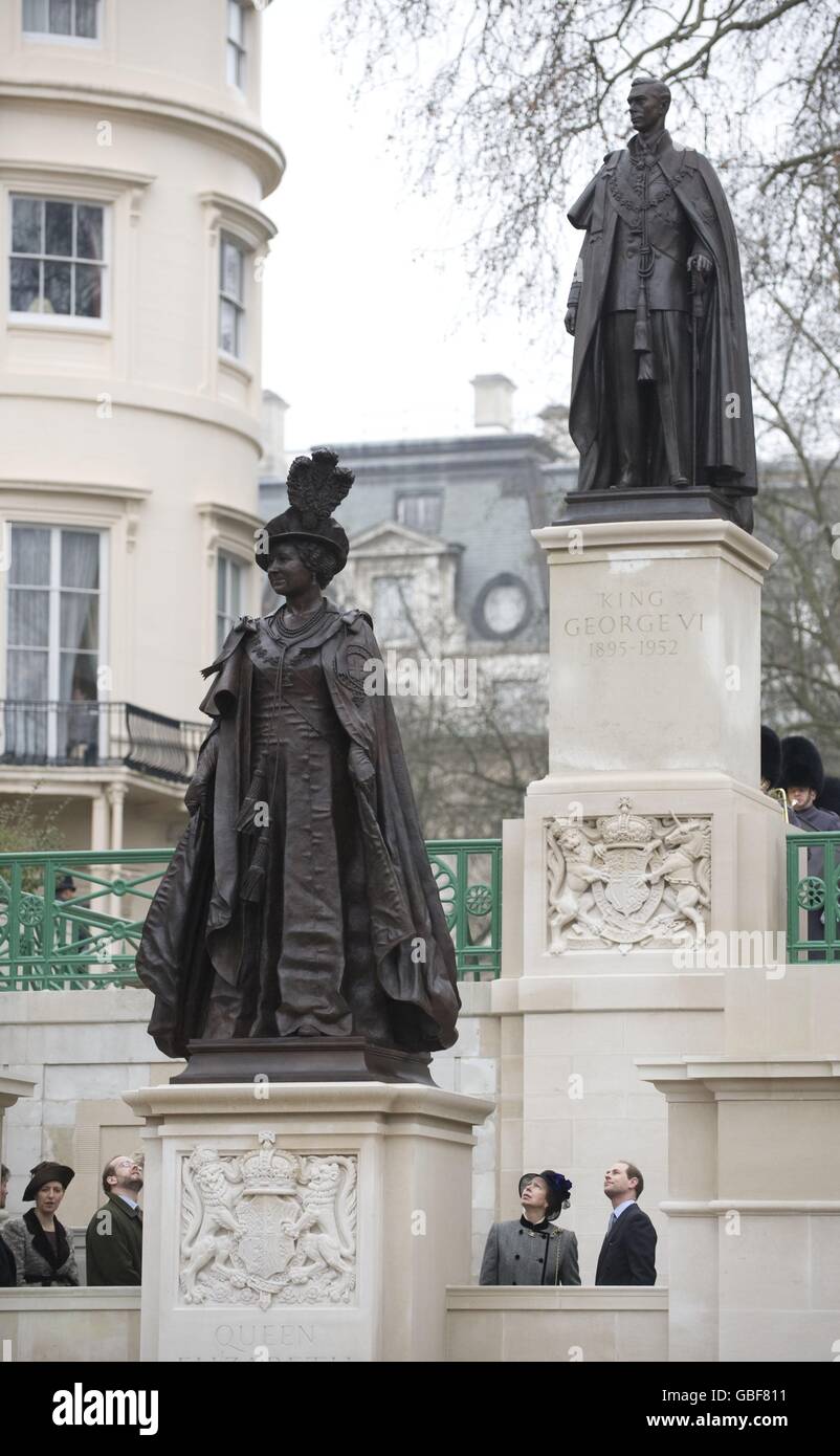 Queen Mother statue unveiled Stock Photo - Alamy