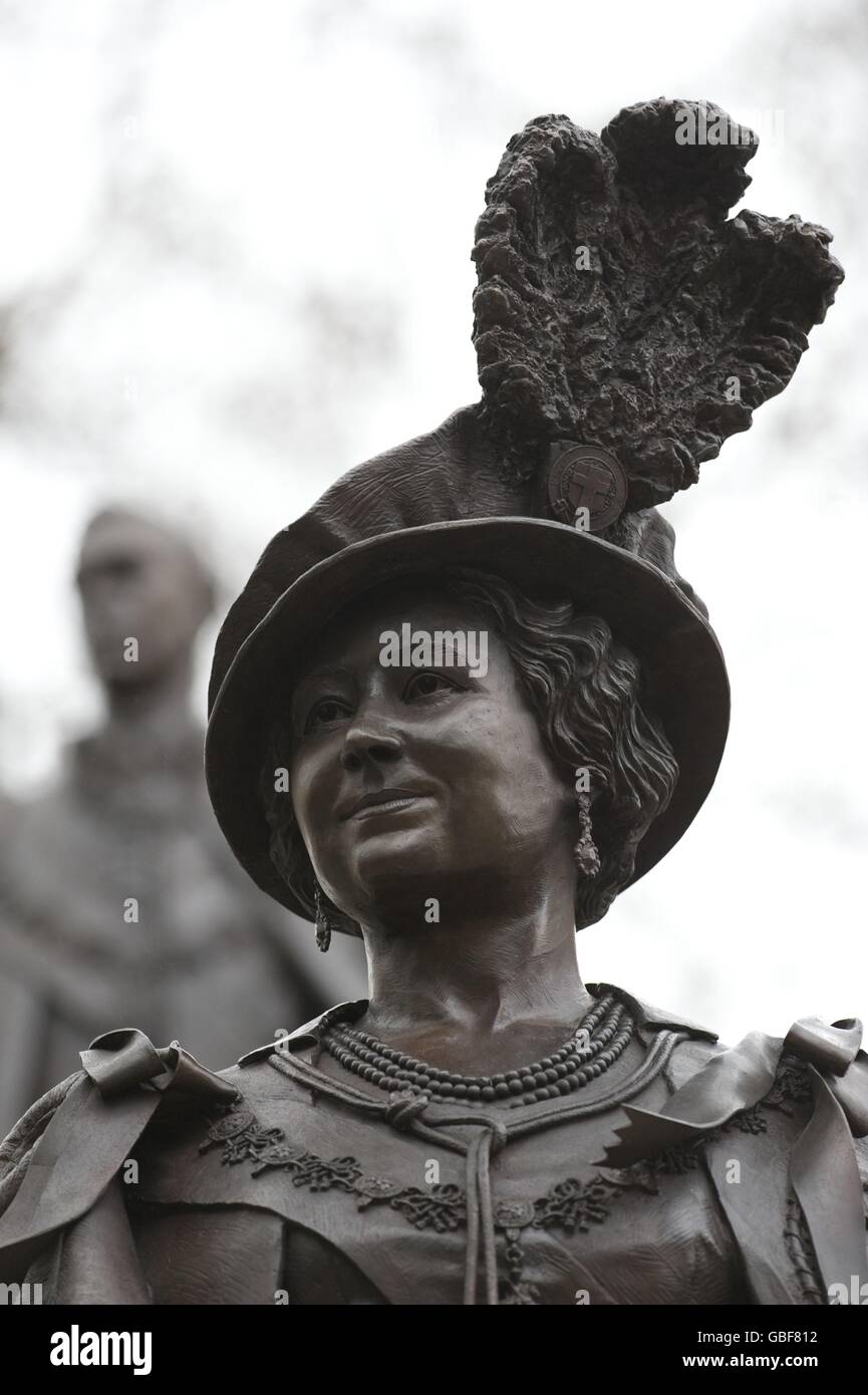 Queen Mother statue unveiled Stock Photo - Alamy