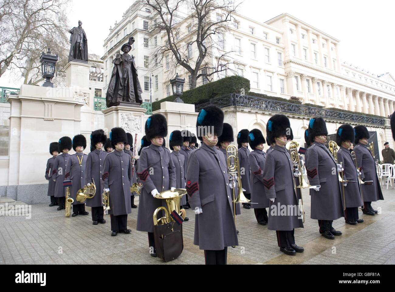 Queen Mother statue unveiled Stock Photo - Alamy
