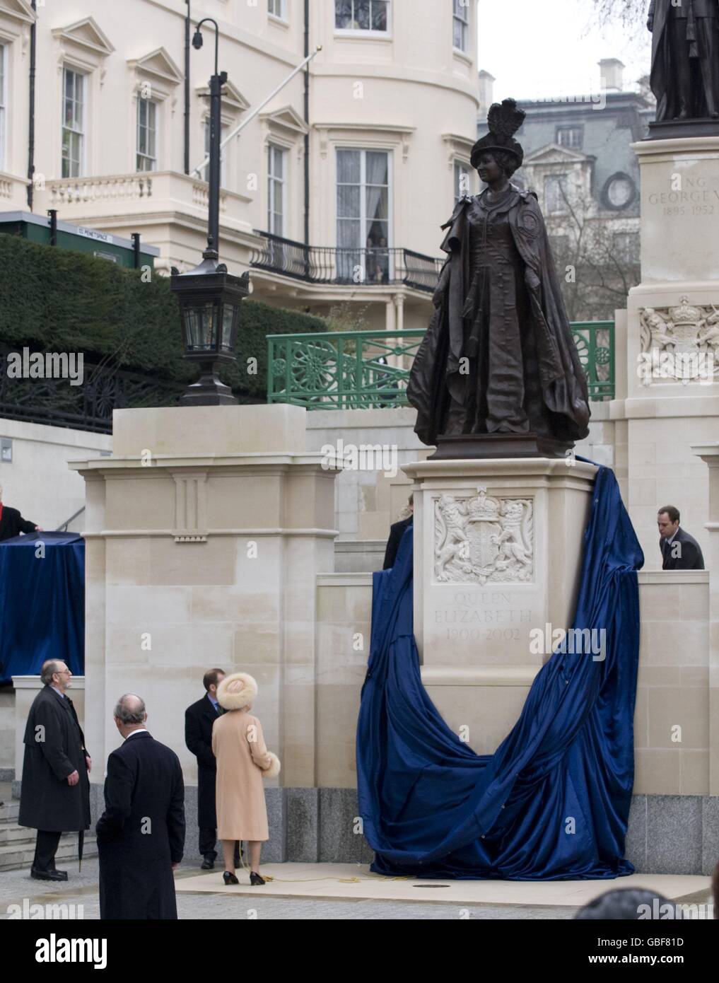 Queen Mother statue unveiled Stock Photo - Alamy
