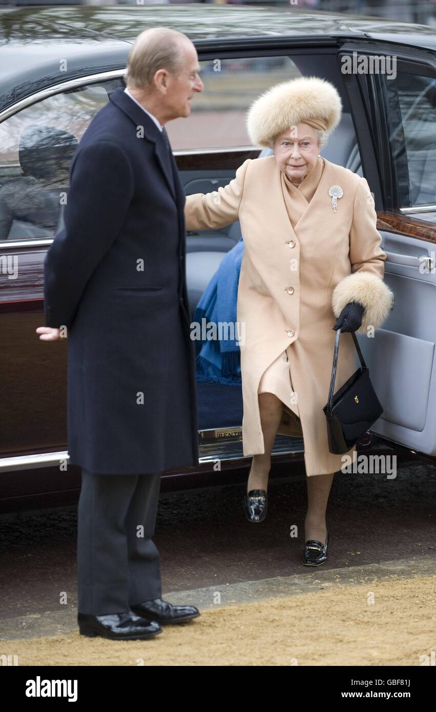 The statue queen mother unveiled in mall in central london hi-res stock ...