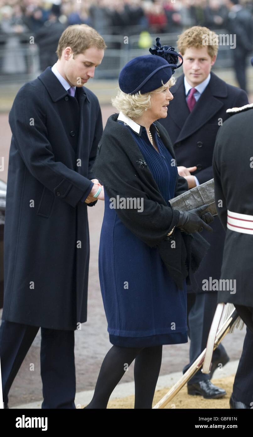 Queen Mother statue unveiled Stock Photo - Alamy