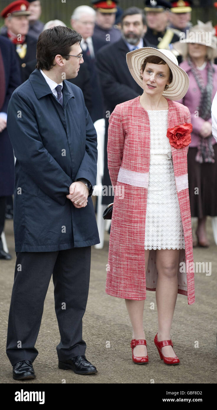 Queen Mother statue unveiled Stock Photo - Alamy