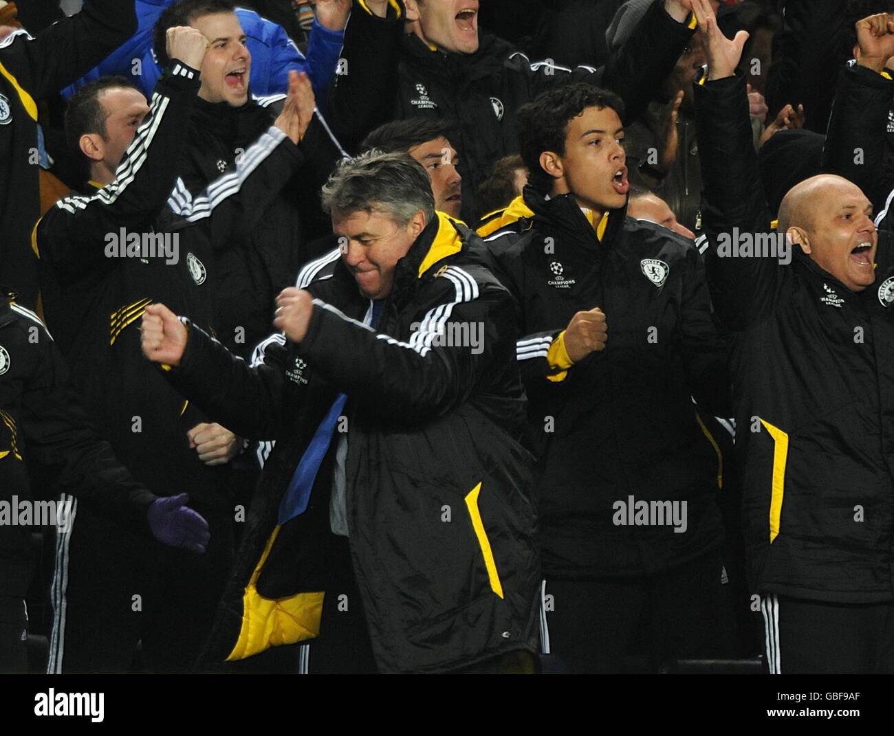 Chelsea's manager Guus Hiddink (letf) and the rest of the bench ...