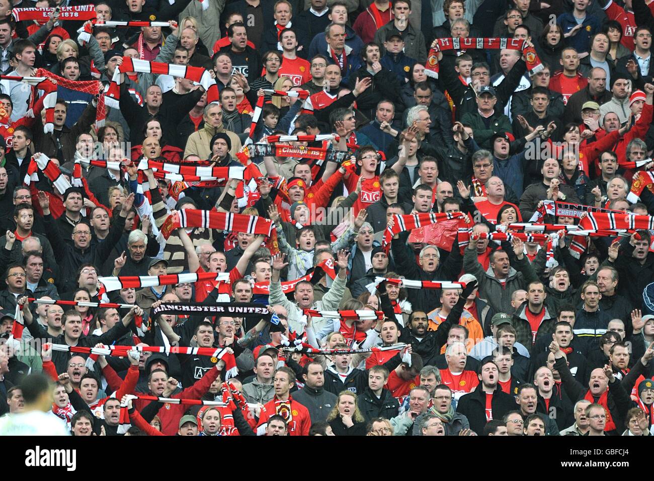 Tottenham hotspur fans cheer hi-res stock photography and images - Alamy
