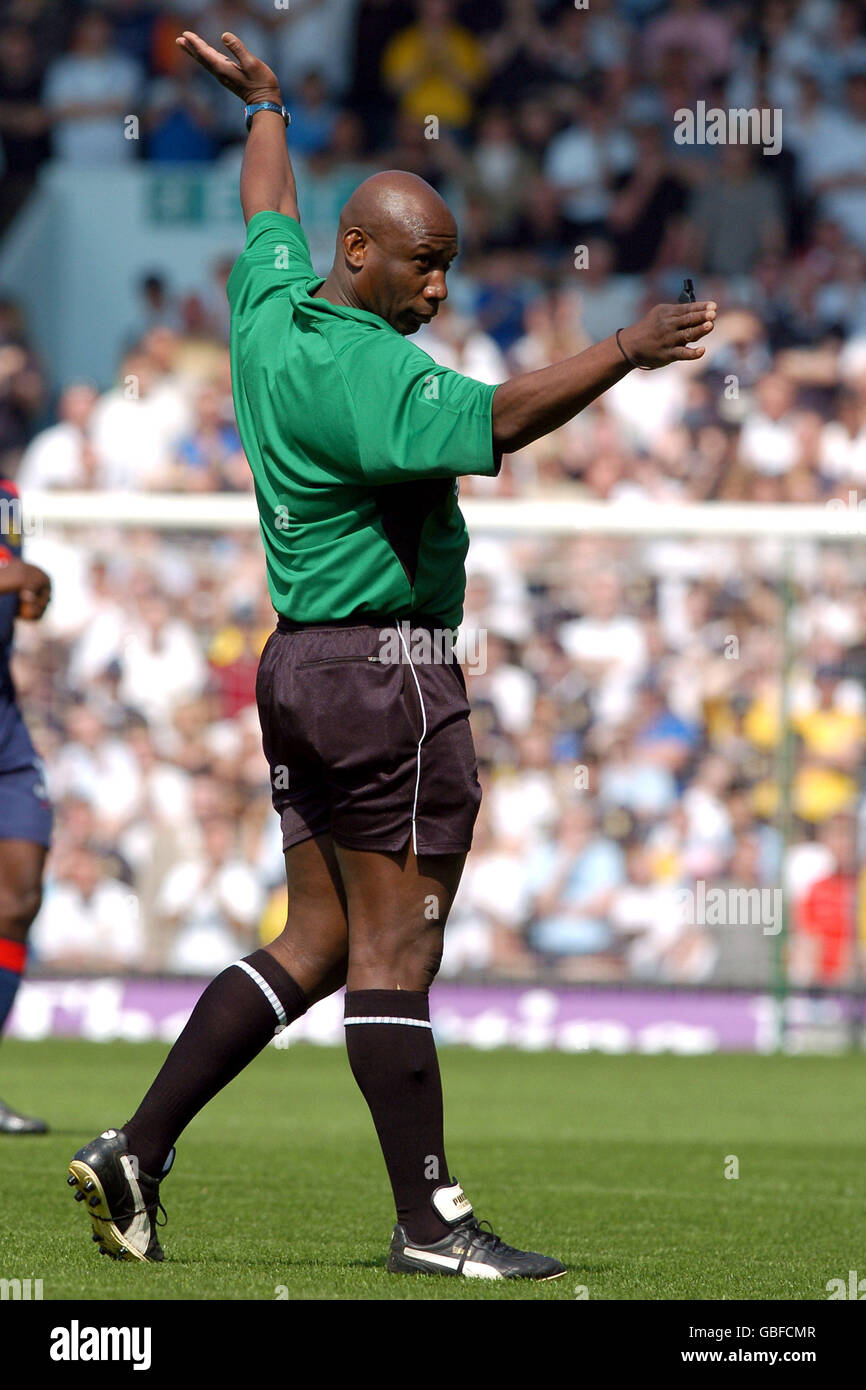 Referee uriah rennie makes decision hi-res stock photography and images ...