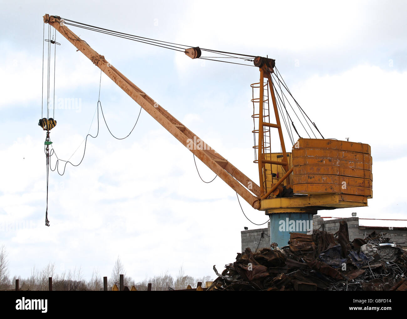 crane to move the scrap metal and other materials Stock Photo - Alamy