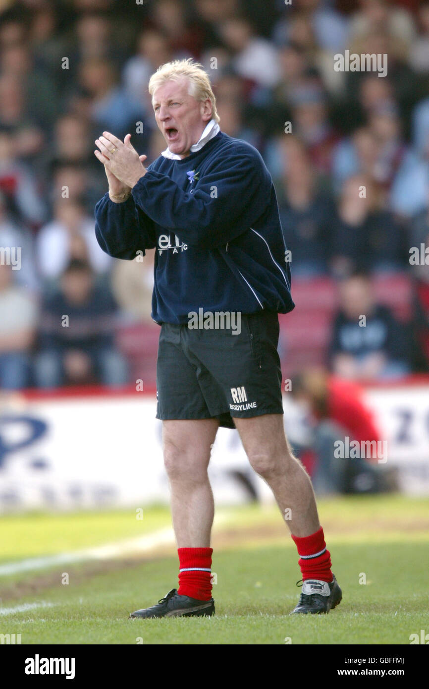 Football manager ronnie moore hi-res stock photography and images - Alamy