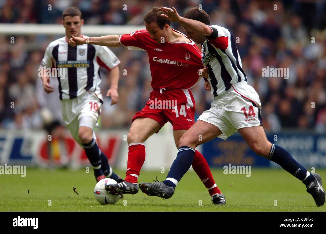 West Bromwich Albion's Sean Gregan (r) and Nottingham Forest's Eoin ...