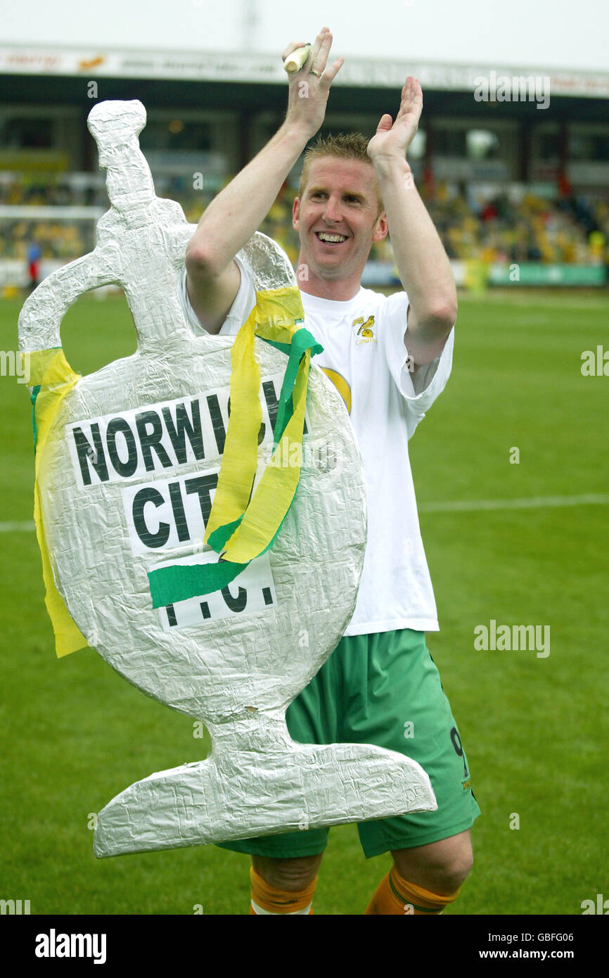 Norwich City's Iwan Roberts celebrates after winning against Crewe ...