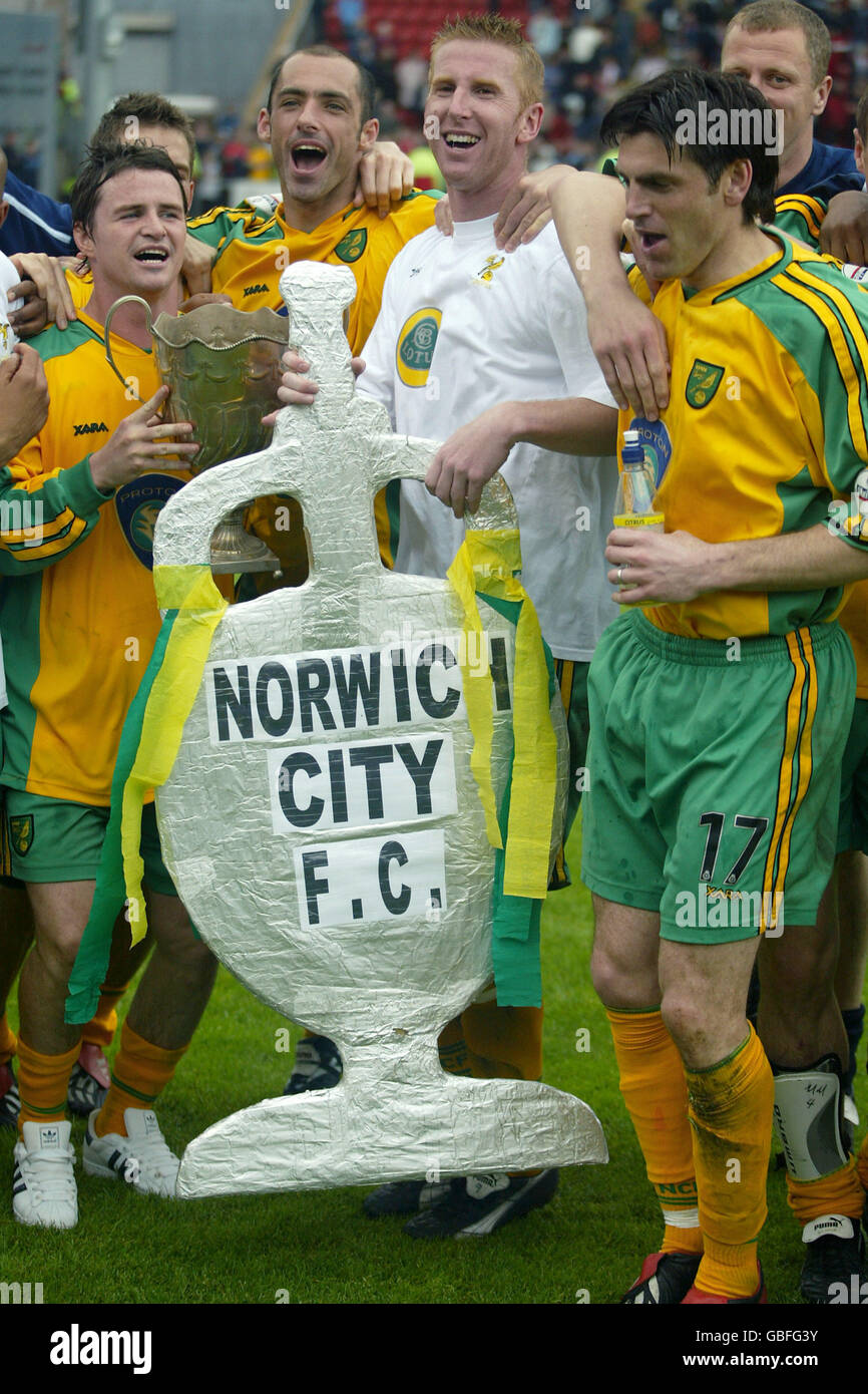 l-r Norwich City's Philip Mulryne, Craig Fleming, Iwan Roberts and Marc ...