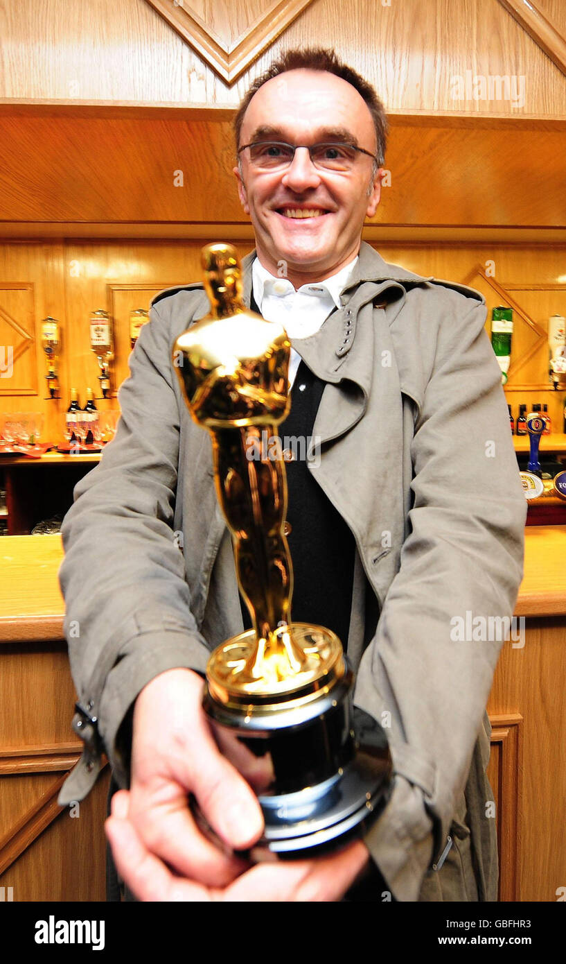 NOTE ALTERNATE CROP. Director Danny Boyle holds his Oscar for Best ...