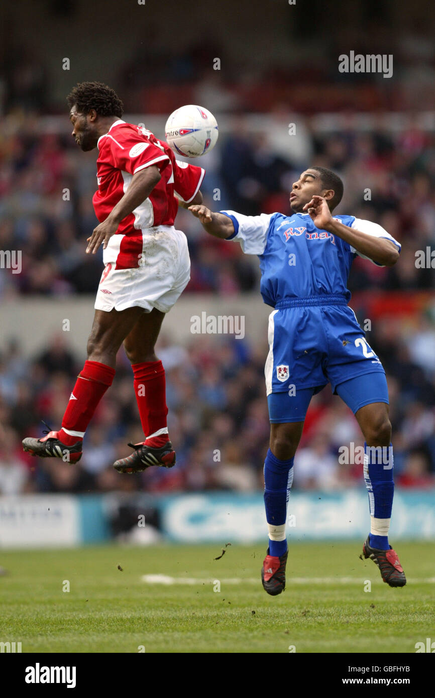 Nottingham Forest's David Johnson (l) and Millwall's Marvin Elliott (r ...