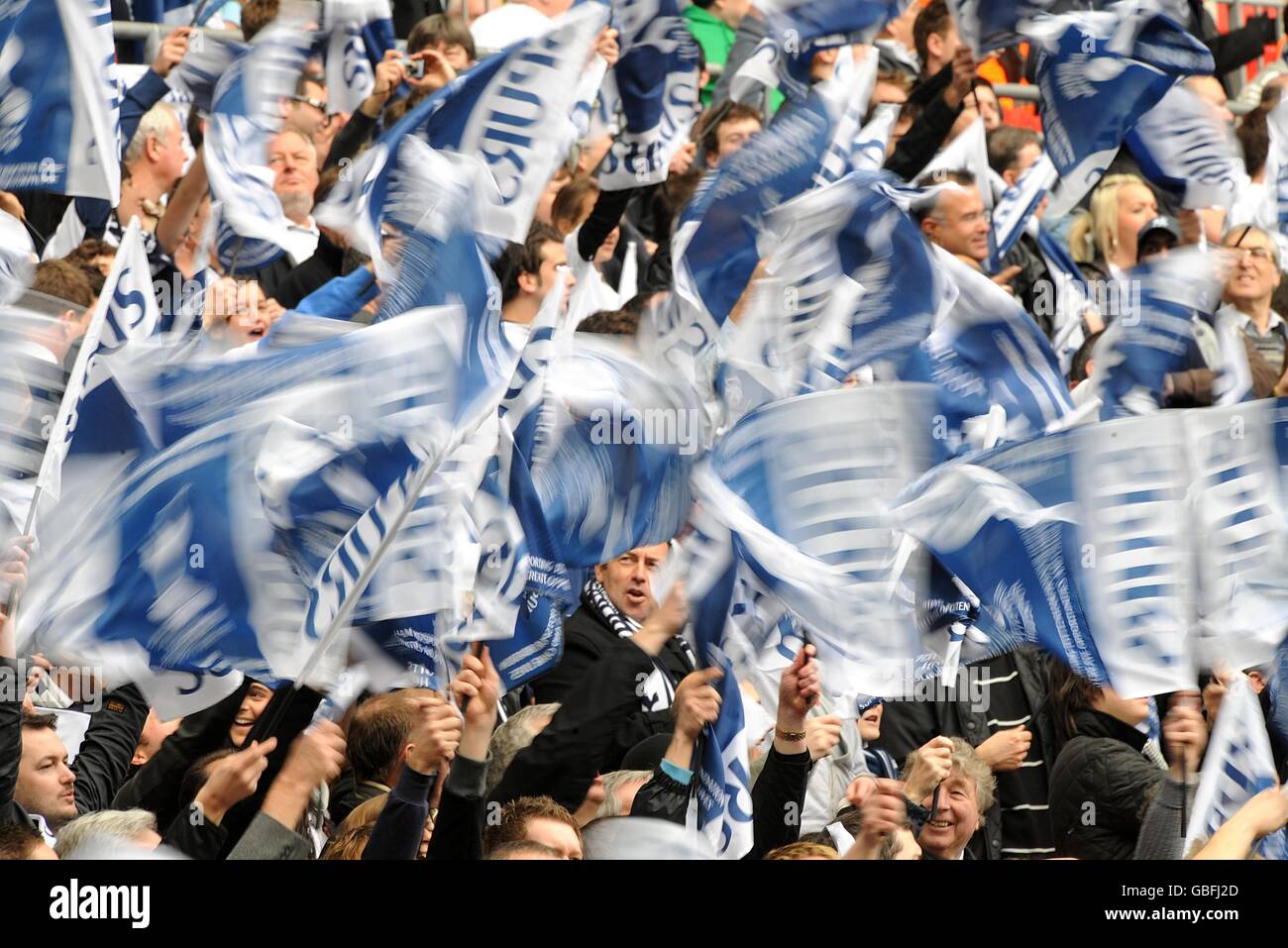 Manchester united fans wave flags hi-res stock photography and images ...