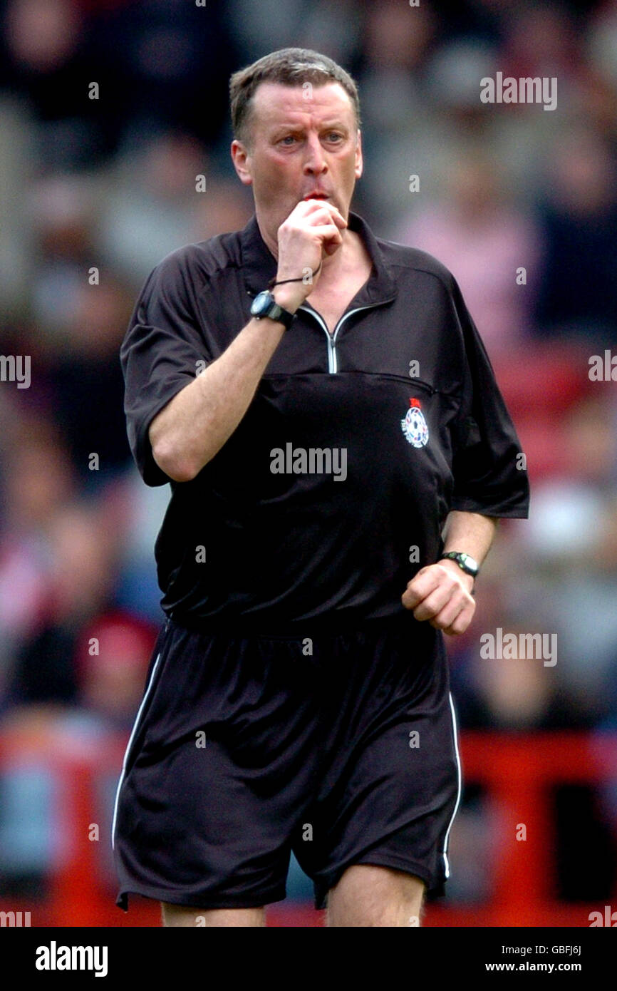 Referee brian curson hi-res stock photography and images - Alamy