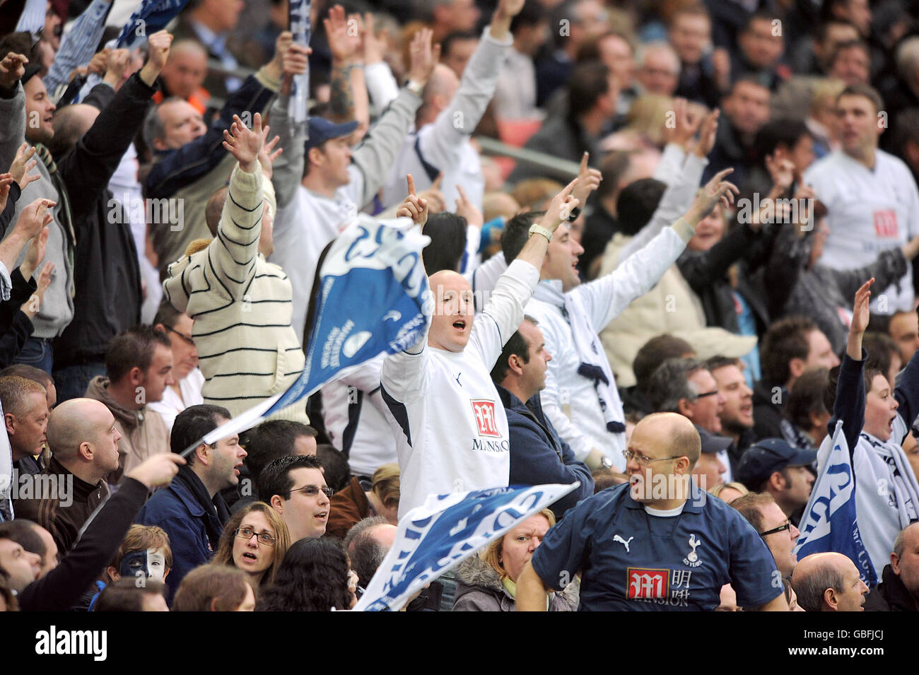 Tottenham hotspur fans cheer hi-res stock photography and images - Alamy