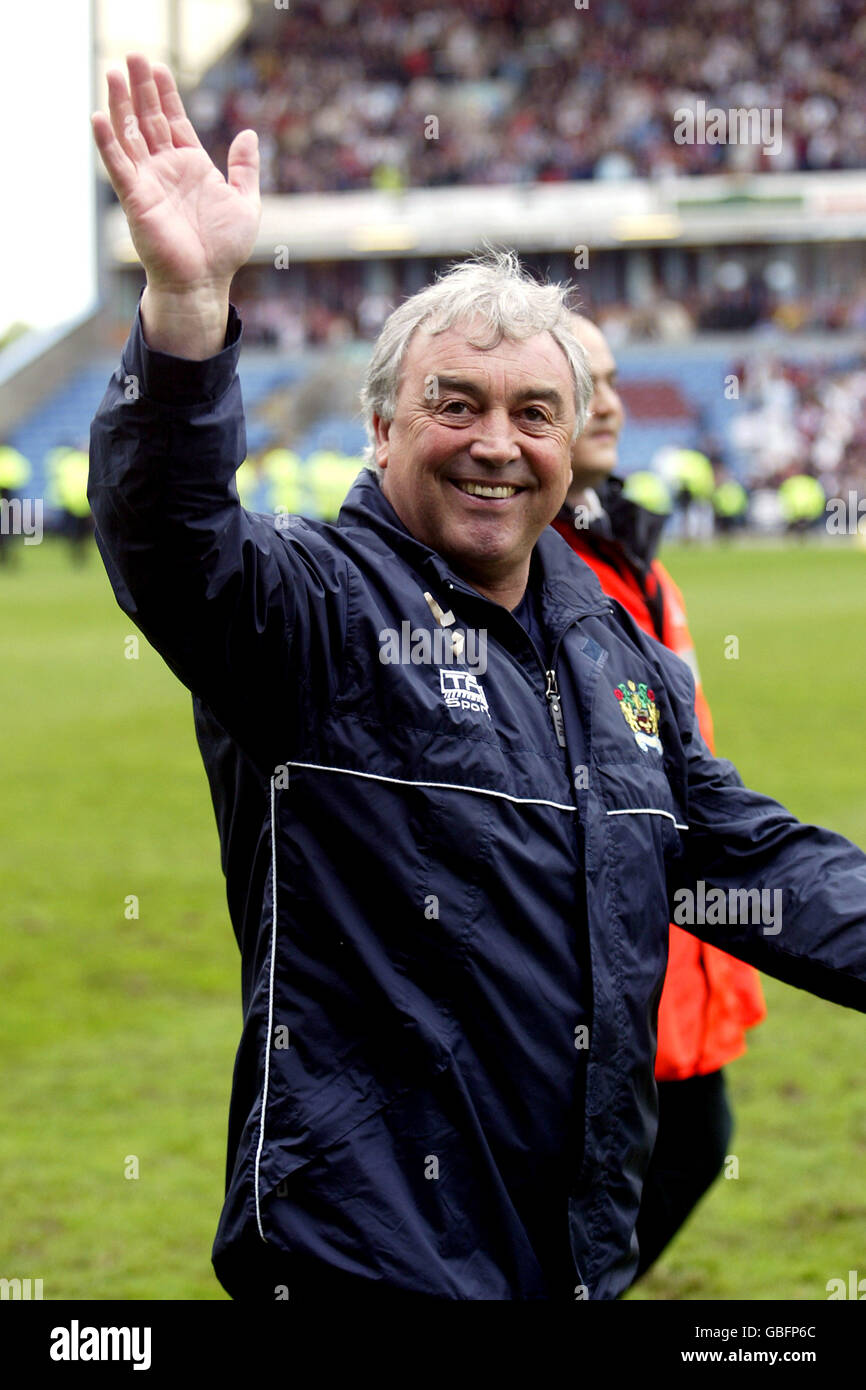 Burnley manager Stan Ternent bids farewell after the game Stock Photo ...