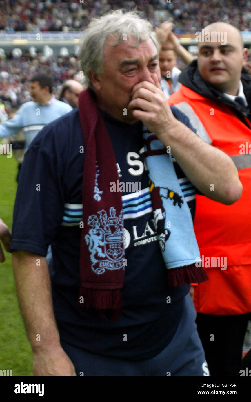 Burnley manager Stan Ternent cries as he bids fairwell to the fans ...