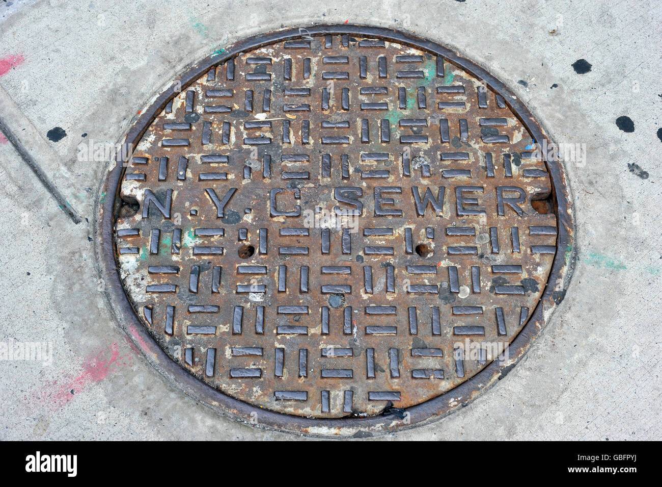 New york manhole cover hi-res stock photography and images - Alamy
