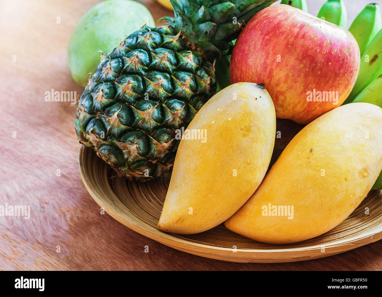 Mangoes on a tray hi-res stock photography and images - Alamy