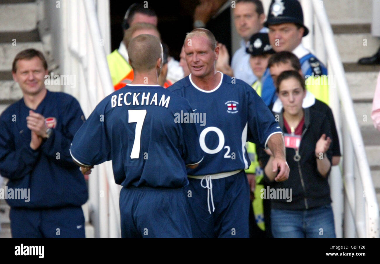 England XI's David Beckham (l) is replaced by teammate Paul Gascoigne ...