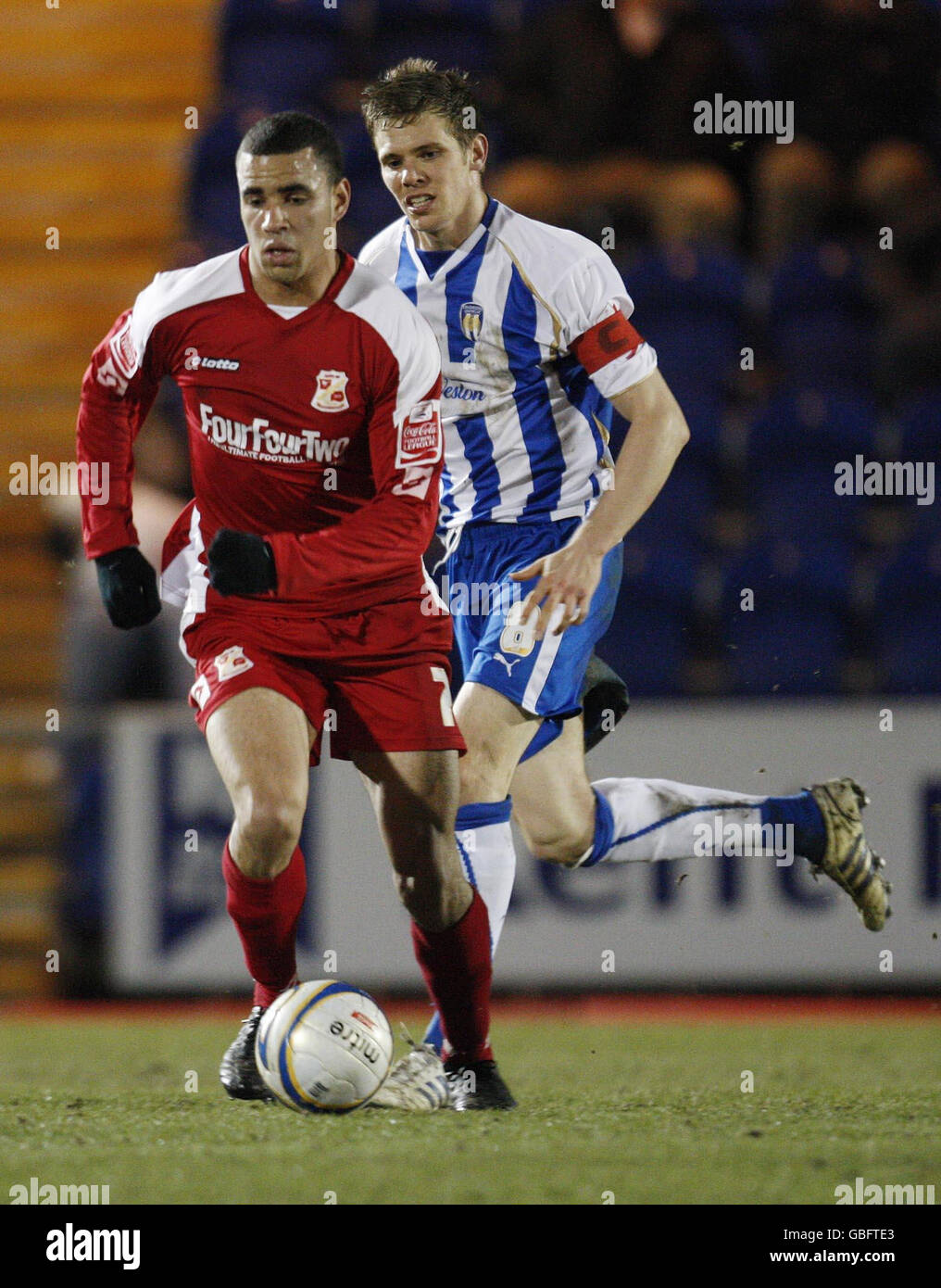 Swindons Hal Robson-Kanu and Colchesters Dean Hammond during the Coca ...