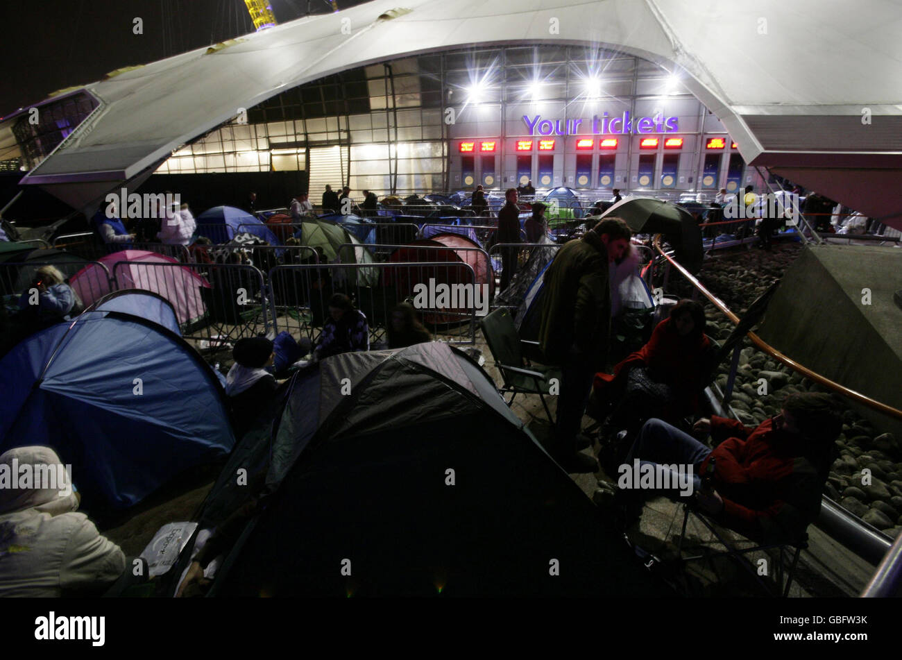 Fans queue for Michael Jackson concert tickets at The O2 in Greenwich ...