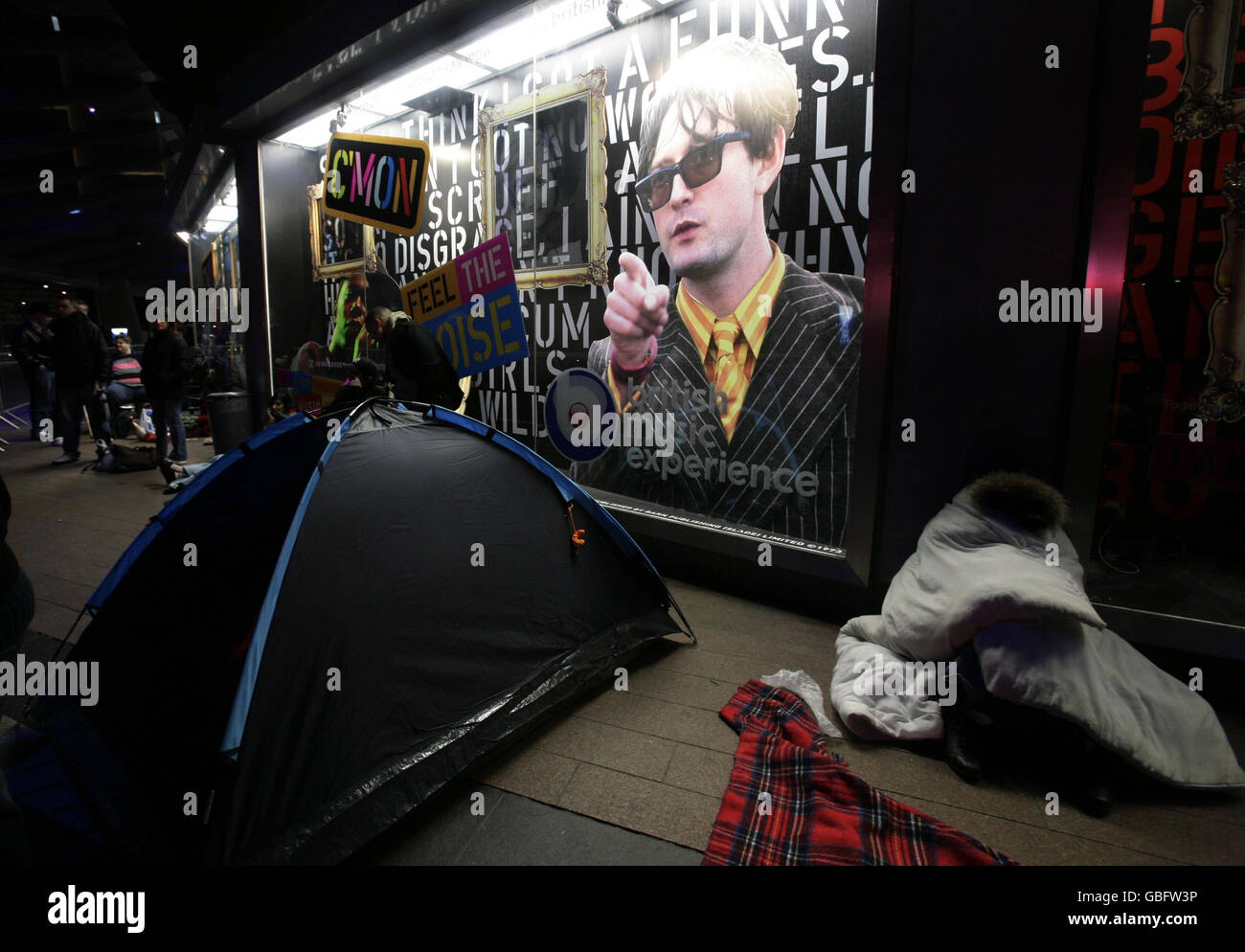 Fans queue for Michael Jackson concert tickets at The O2 in Greenwich ...