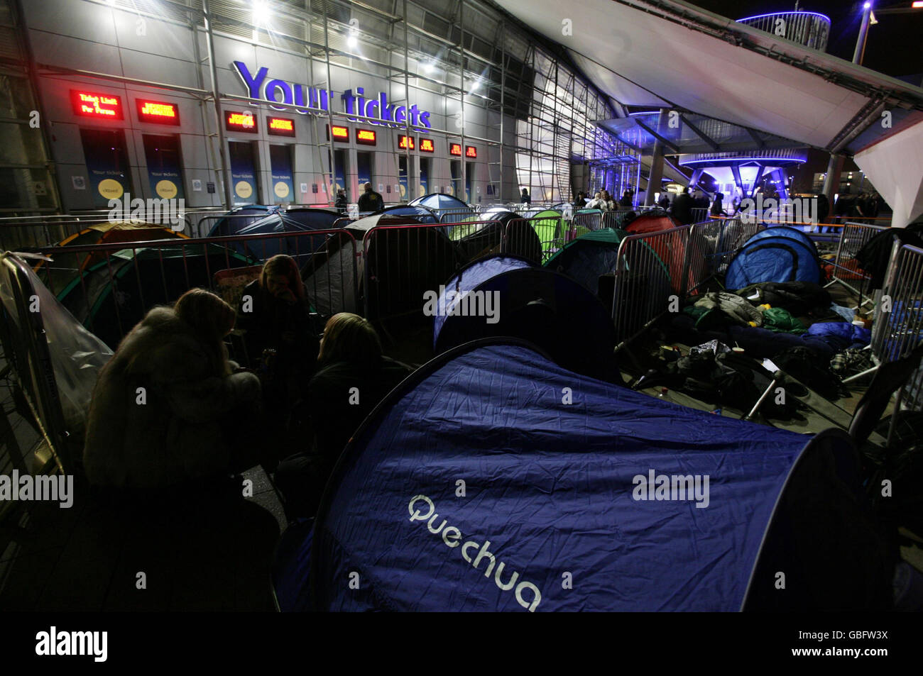 Fans queue for Michael Jackson concert tickets at The O2 in Greenwich ...