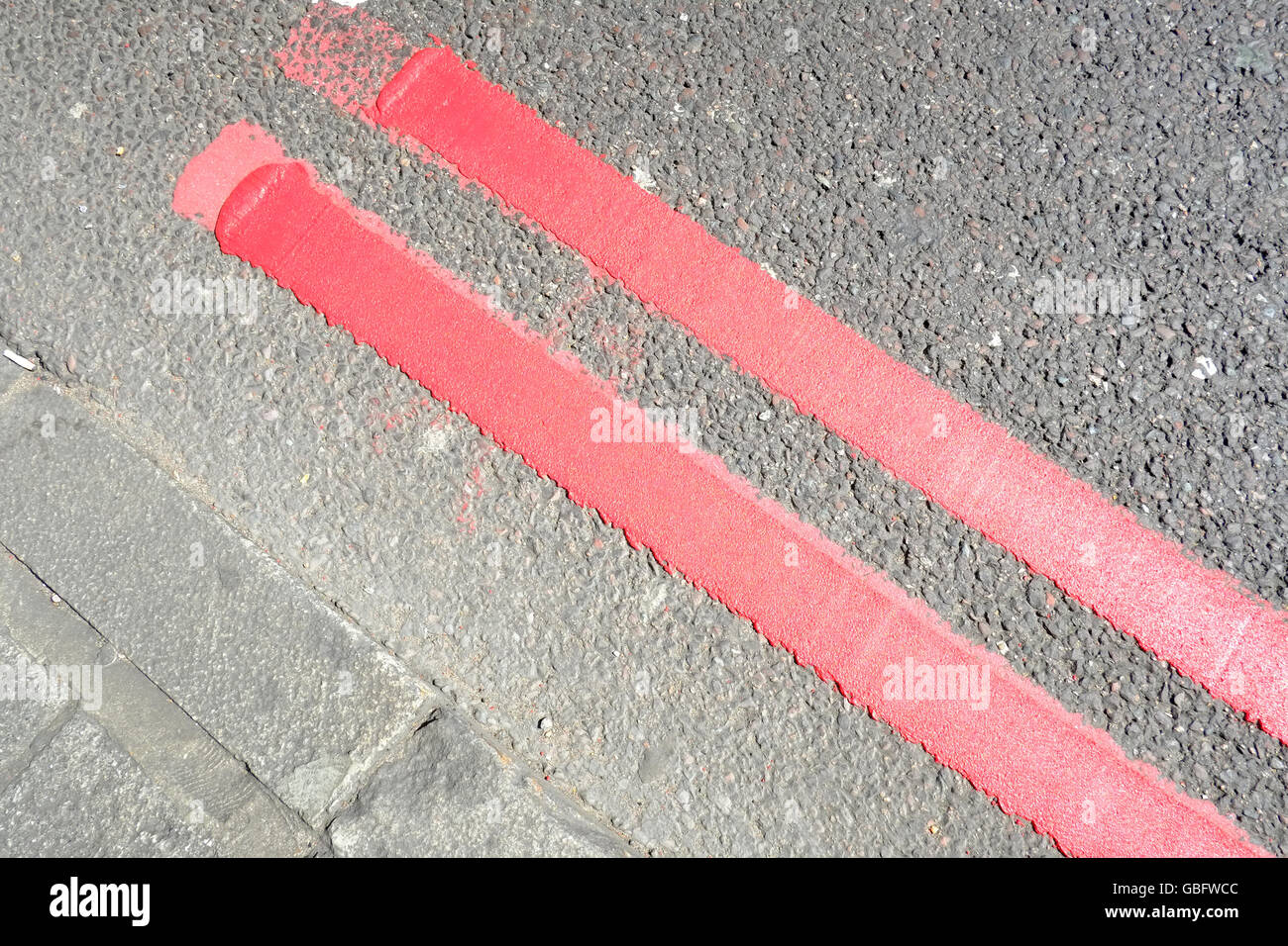 congestion charge double red lines london Stock Photo - Alamy