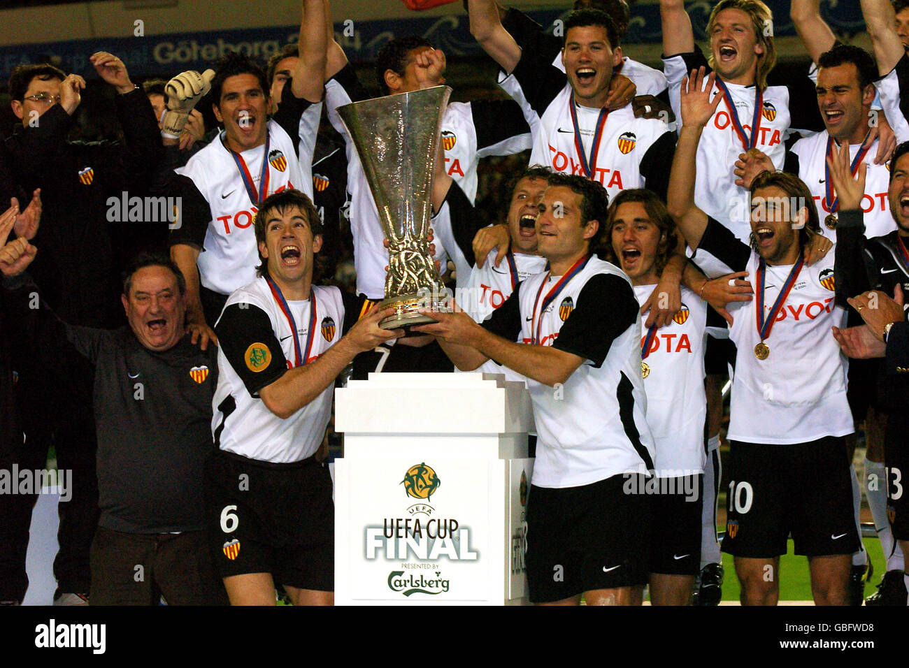 Valencia's captain David Albelda (l) lifts the Uefa cup trophy with ...