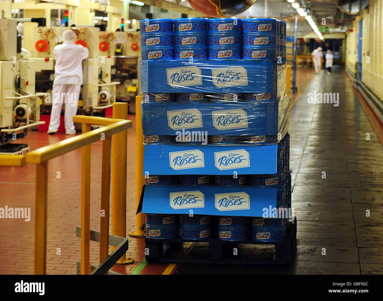 Workers at the cadbury factory in birmingham hi-res stock photography ...