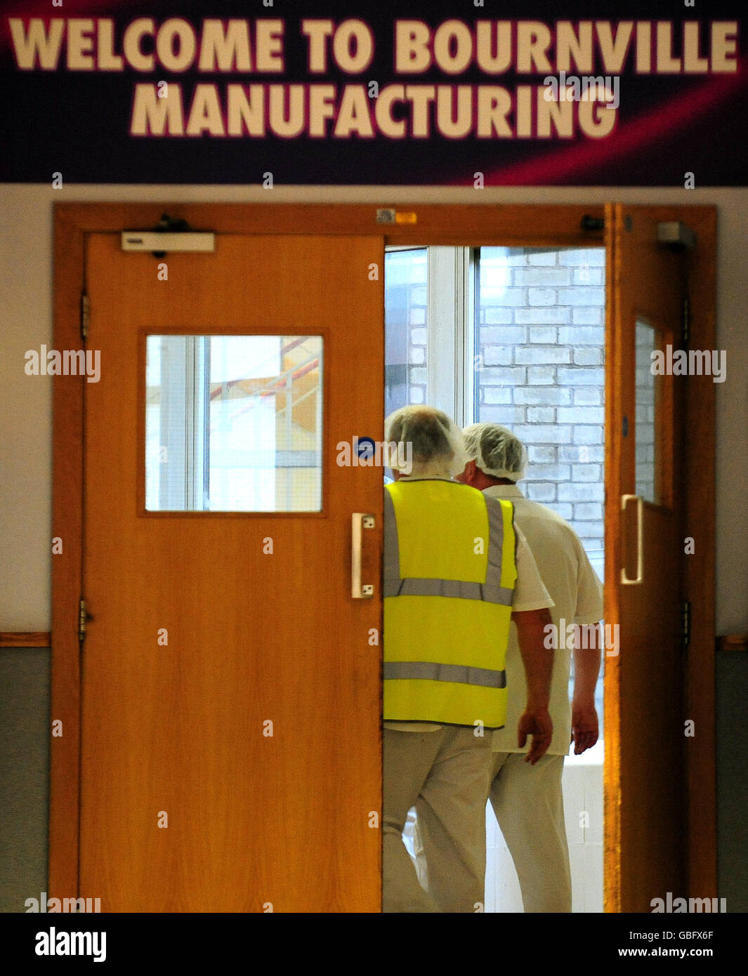 Workers at the cadbury factory in birmingham hi-res stock photography ...