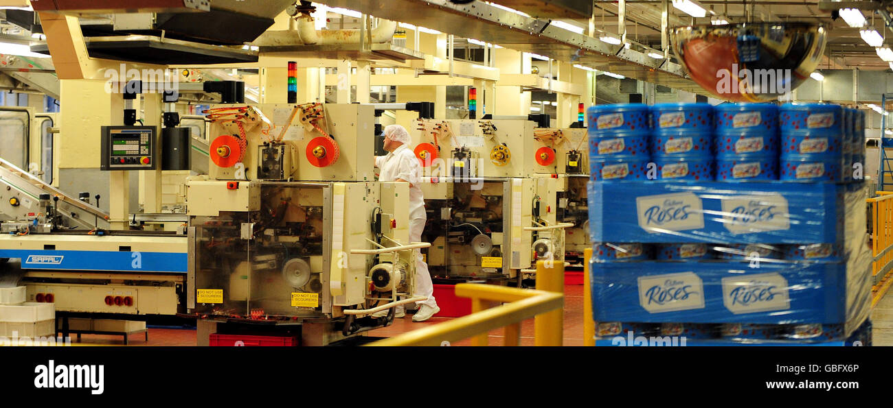 Workers at the cadbury factory in birmingham hi-res stock photography ...