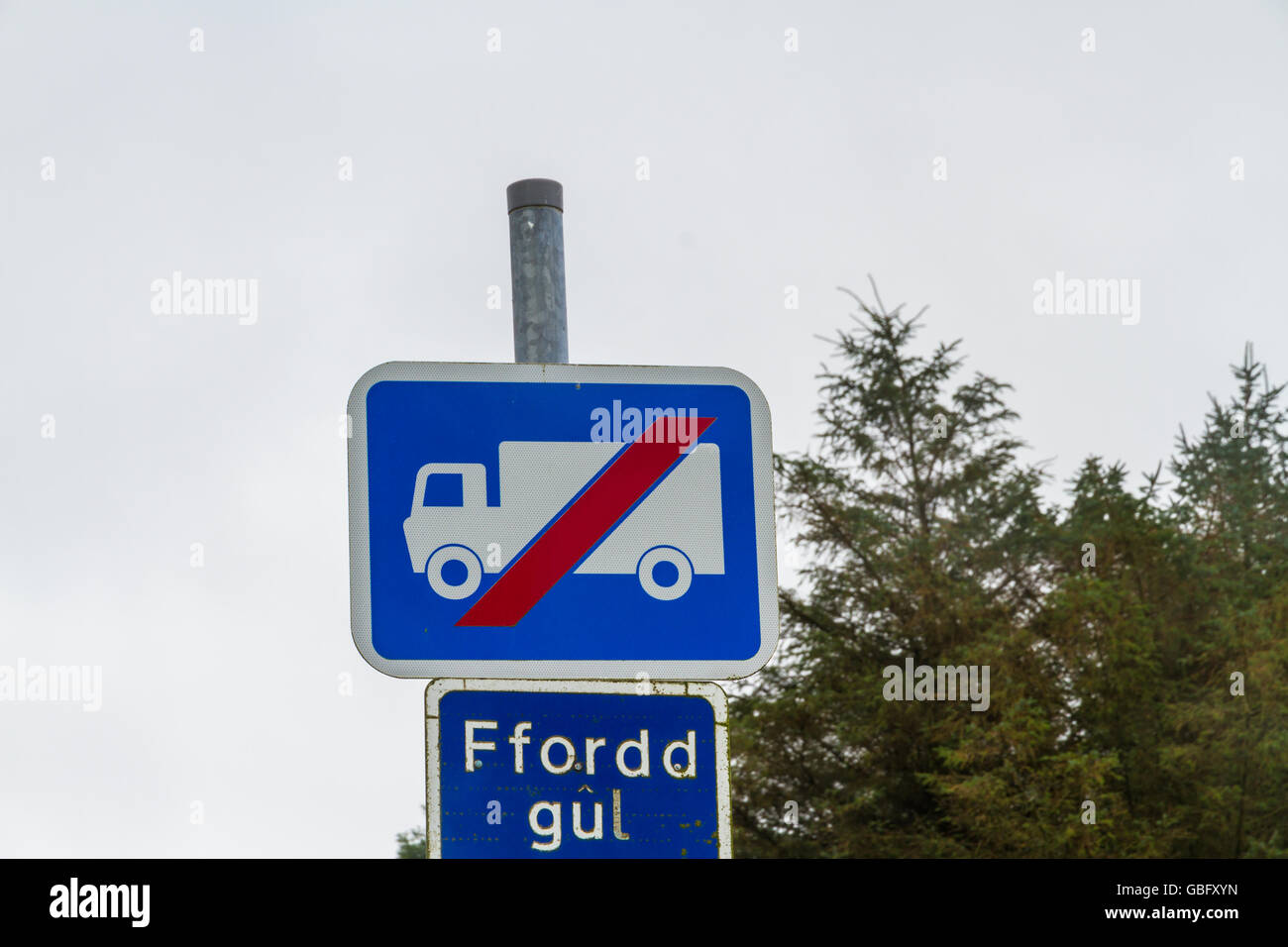 Warning sign of road unsuitable for hgv hi-res stock photography and ...