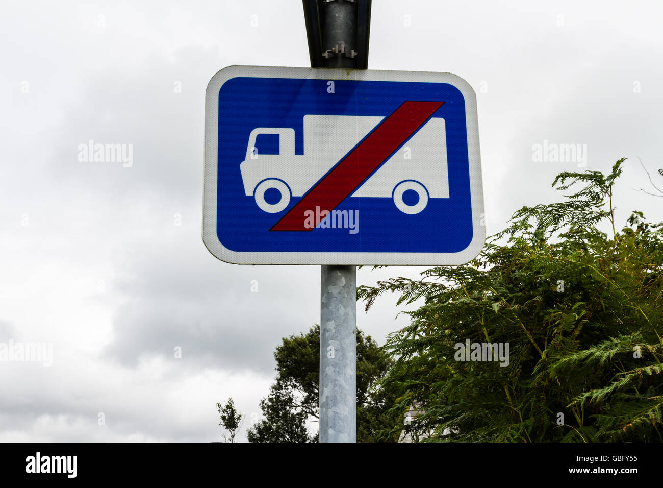 Warning sign of road unsuitable for hgv hi-res stock photography and ...